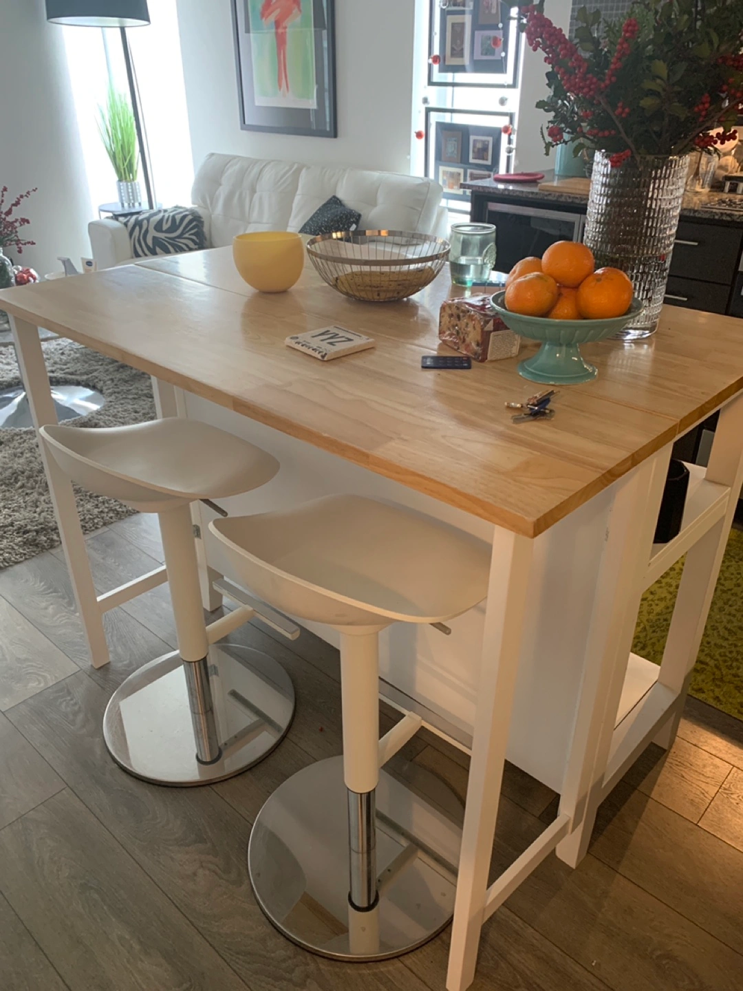 Kitchen island with bar stools | Karrot