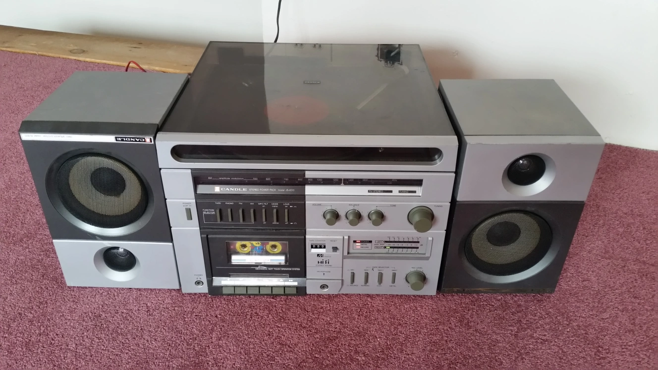 Candle, 70s Vintage Turntable, Radio and Cassette. | Karrot
