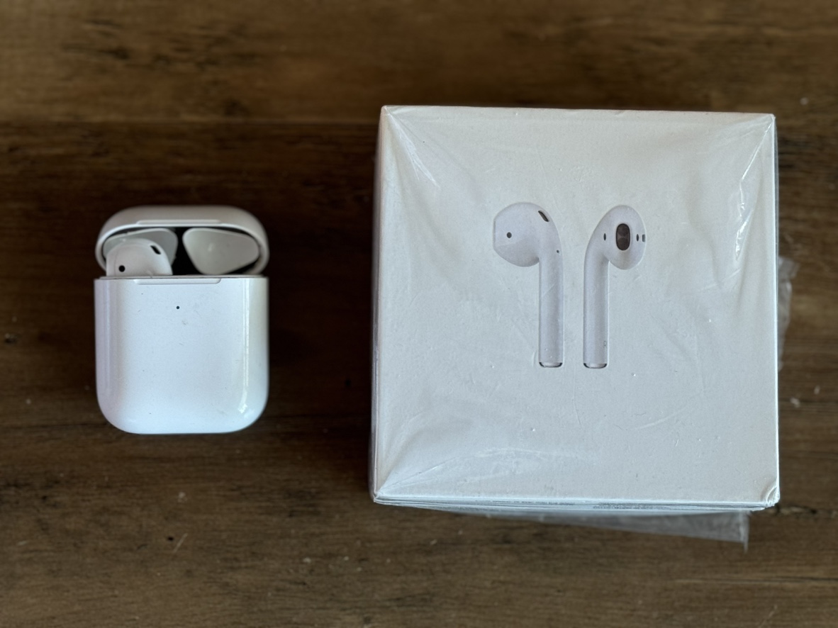 Apple AirPods (2nd Generation) left EarPod only + Case | Karrot